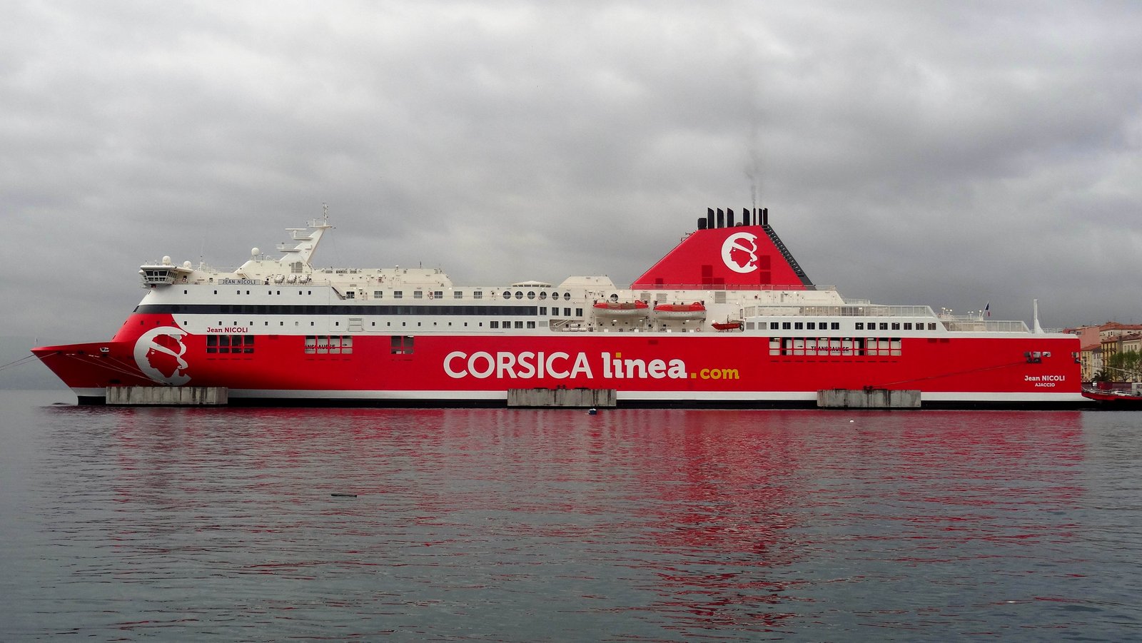 La publicité à bord des bateaux du Jean Nicoli de Corsica Linea